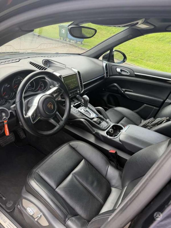Black Porsche Cayenne 2018 in Kaunas, with an engine capacity of 3.60 L and mileage of 123 thousand km for 17800 €, photo 8 on AUTOMOTO.COM.LV