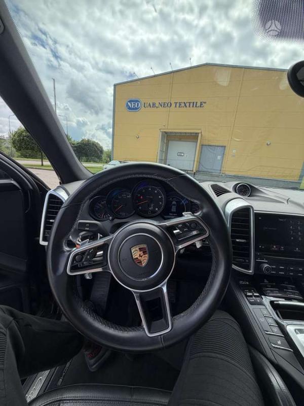 Black Porsche Cayenne 2018 in Kaunas, with an engine capacity of 3.60 L and mileage of 123 thousand km for 17800 €, photo 9 on AUTOMOTO.COM.LV