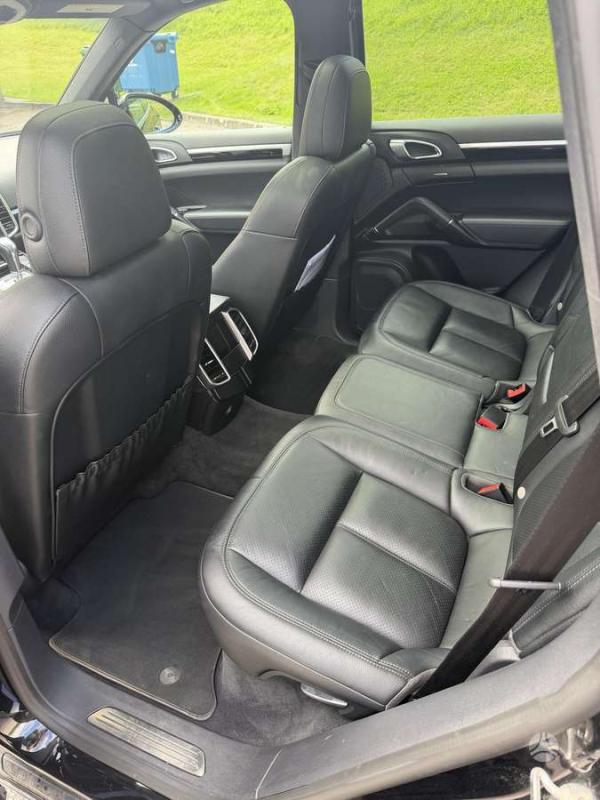 Black Porsche Cayenne 2018 in Kaunas, with an engine capacity of 3.60 L and mileage of 123 thousand km for 17800 €, photo 10 on AUTOMOTO.COM.LV