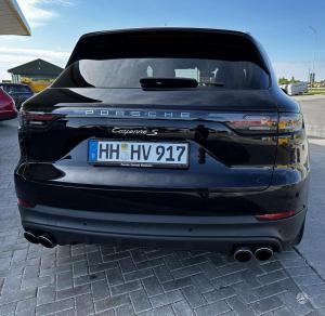Black Porsche Cayenne 2018 in Klaipeda, with an engine capacity of 2.89 L and mileage of 256 thousand km for 33500 €, photo 3 on AUTOMOTO.COM.LV