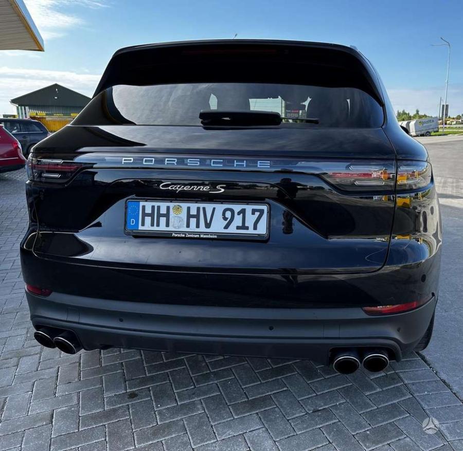 Black Porsche Cayenne 2018 in Klaipeda, with an engine capacity of 2.89 L and mileage of 256 thousand km for 33500 €, photo 3 on AUTOMOTO.COM.LV