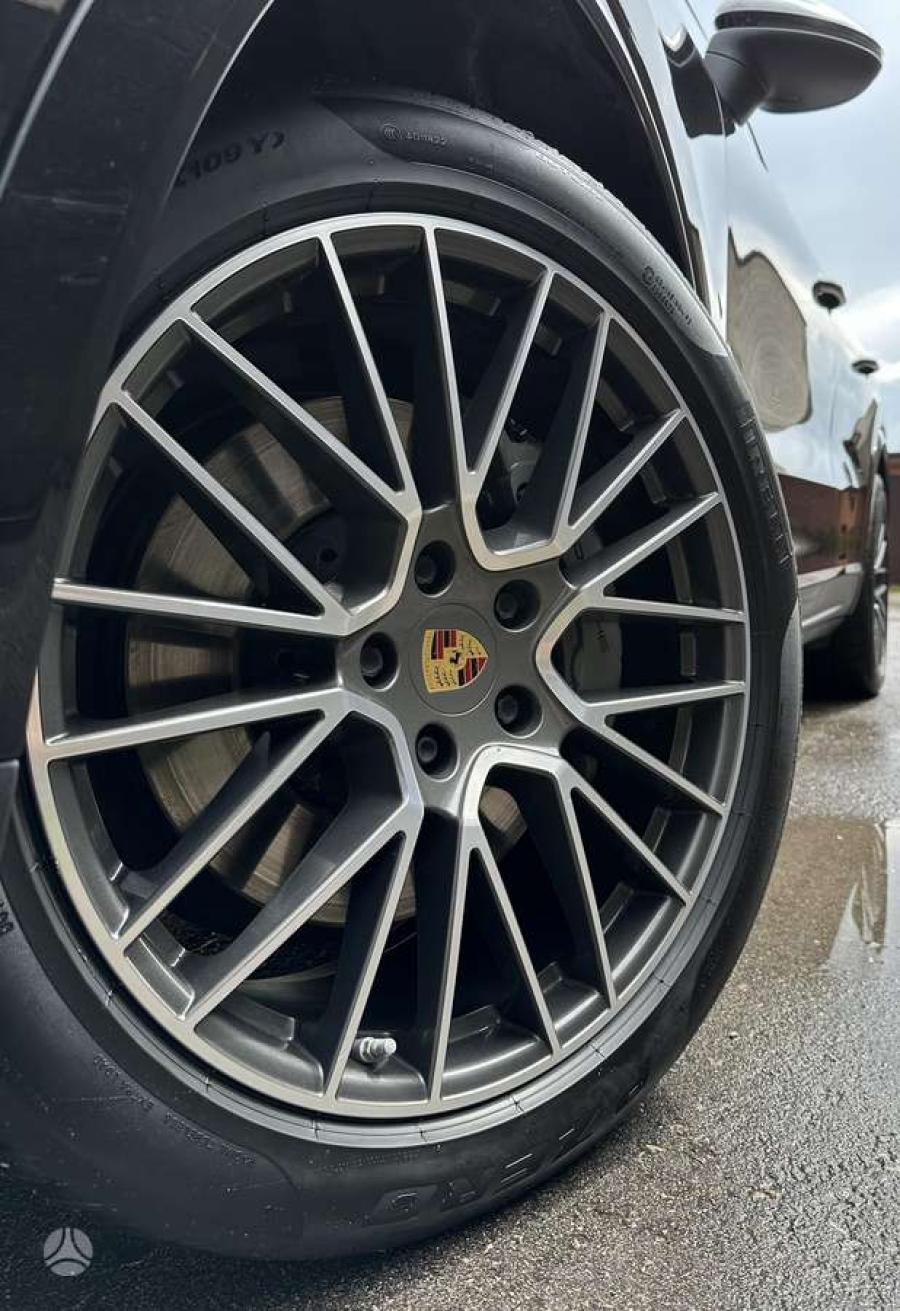 Black Porsche Cayenne 2018 in Klaipeda, with an engine capacity of 2.89 L and mileage of 256 thousand km for 33500 €, photo 11 on AUTOMOTO.COM.LV