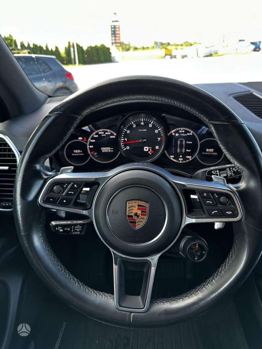 Black Porsche Cayenne 2018 in Klaipeda, with an engine capacity of 2.89 L and mileage of 256 thousand km for 33500 €, photo 12 on AUTOMOTO.COM.LV