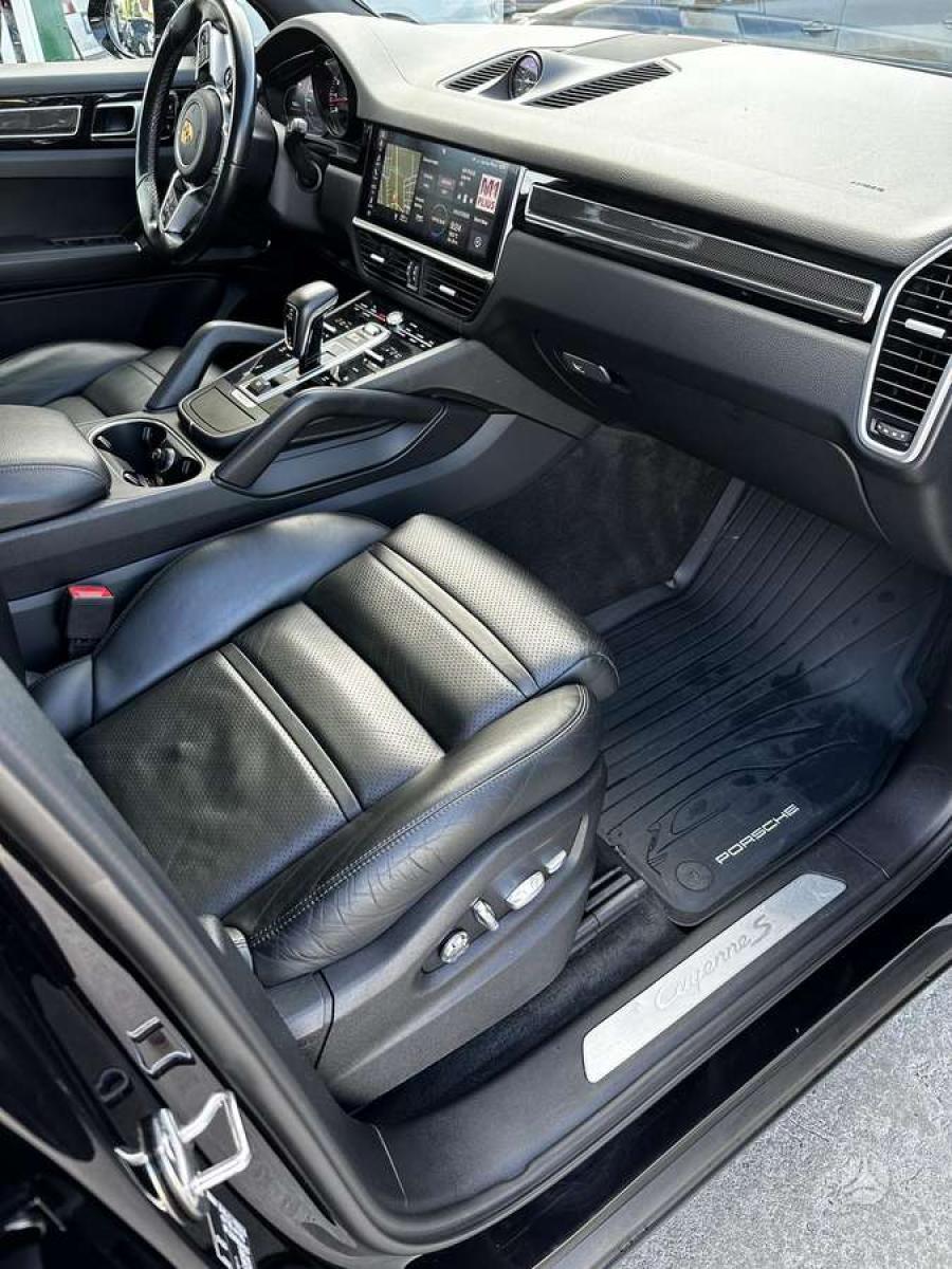 Black Porsche Cayenne 2018 in Klaipeda, with an engine capacity of 2.89 L and mileage of 256 thousand km for 33500 €, photo 15 on AUTOMOTO.COM.LV