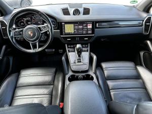 Black Porsche Cayenne 2018 in Klaipeda, with an engine capacity of 2.89 L and mileage of 256 thousand km for 33500 €, photo 16 on AUTOMOTO.COM.LV