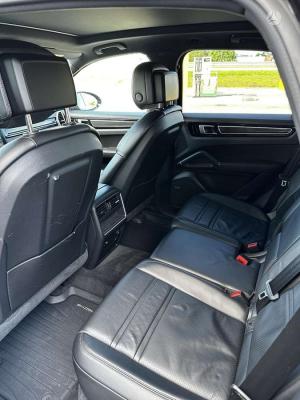 Black Porsche Cayenne 2018 in Klaipeda, with an engine capacity of 2.89 L and mileage of 256 thousand km for 33500 €, photo 17 on AUTOMOTO.COM.LV