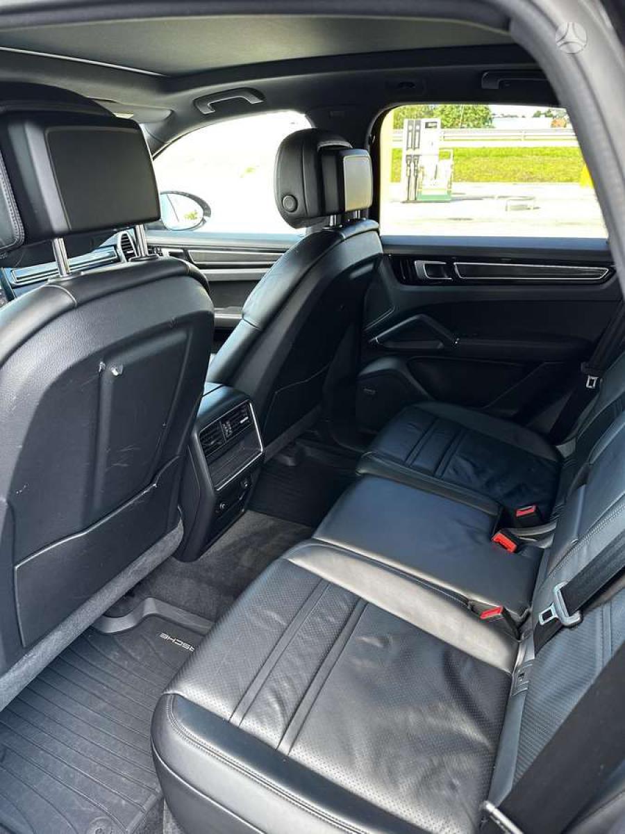 Black Porsche Cayenne 2018 in Klaipeda, with an engine capacity of 2.89 L and mileage of 256 thousand km for 33500 €, photo 17 on AUTOMOTO.COM.LV