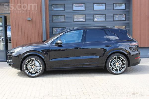 Black Porsche Cayenne 2018 in Riga, with an engine capacity of 4.00 L and mileage of 77 thousand km for 57800 €, photo 2 on AUTOMOTO.COM.LV