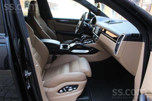 Black Porsche Cayenne 2018 in Riga, with an engine capacity of 4.00 L and mileage of 77 thousand km for 57800 €, photo 10 on AUTOMOTO.COM.LV