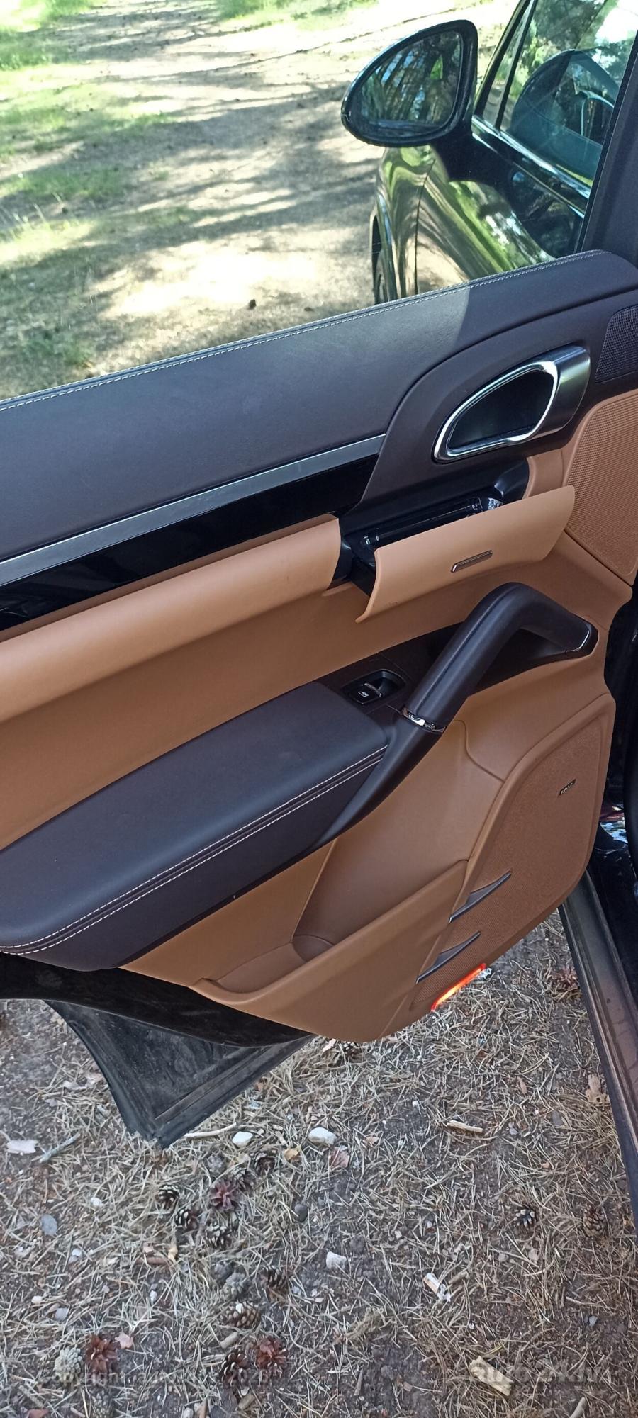 Melns Porsche Cayenne 2018 Tartu, ar dzinēja tilpumu 3.00 L un nobraukumu 140 tūkst. km par 45000 €, foto 10 vietnē AUTOMOTO.COM.LV