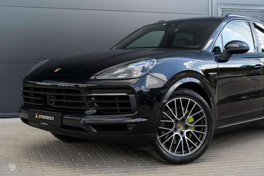 Black Porsche Cayenne 2018 in Vilnius, with an engine capacity of 3.00 L and mileage of 178 thousand km for 39950 €, photo 3 on AUTOMOTO.COM.LV
