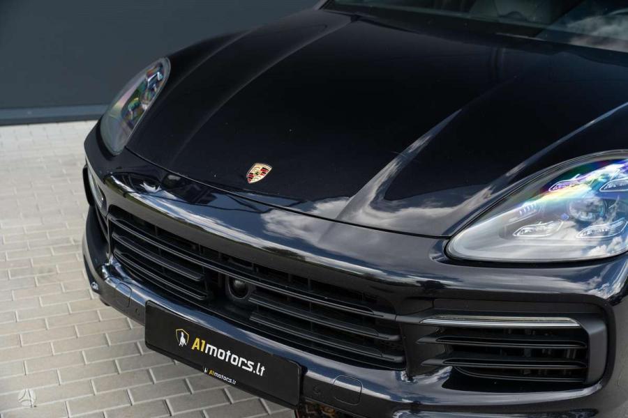 Black Porsche Cayenne 2018 in Vilnius, with an engine capacity of 3.00 L and mileage of 178 thousand km for 39950 €, photo 5 on AUTOMOTO.COM.LV