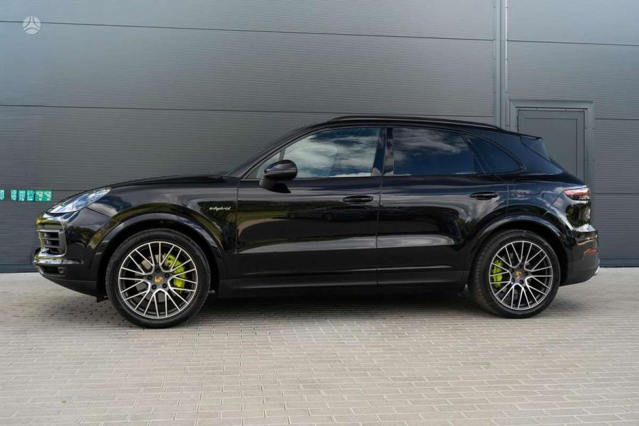Black Porsche Cayenne 2018 in Vilnius, with an engine capacity of 3.00 L and mileage of 178 thousand km for 39950 €, photo 7 on AUTOMOTO.COM.LV