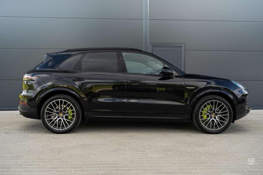 Black Porsche Cayenne 2018 in Vilnius, with an engine capacity of 3.00 L and mileage of 178 thousand km for 39950 €, photo 9 on AUTOMOTO.COM.LV