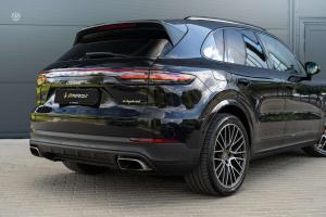 Black Porsche Cayenne 2018 in Vilnius, with an engine capacity of 3.00 L and mileage of 178 thousand km for 39950 €, photo 11 on AUTOMOTO.COM.LV