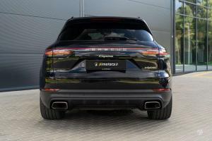 Black Porsche Cayenne 2018 in Vilnius, with an engine capacity of 3.00 L and mileage of 178 thousand km for 39950 €, photo 12 on AUTOMOTO.COM.LV