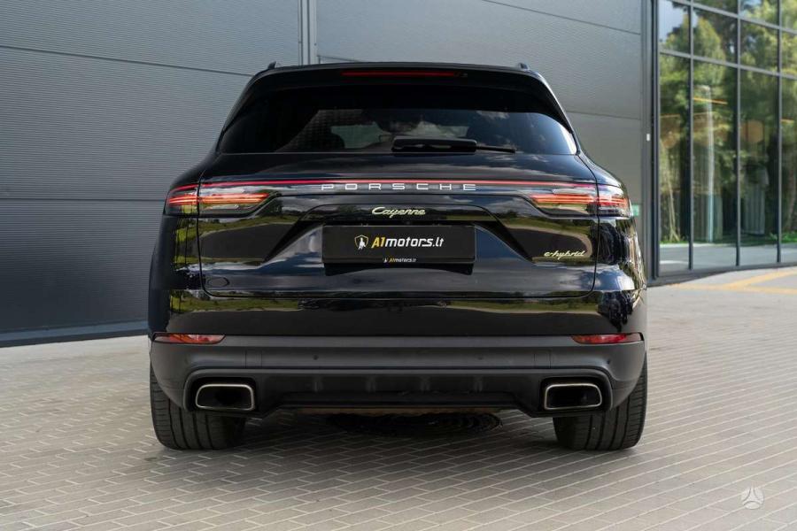Black Porsche Cayenne 2018 in Vilnius, with an engine capacity of 3.00 L and mileage of 178 thousand km for 39950 €, photo 12 on AUTOMOTO.COM.LV