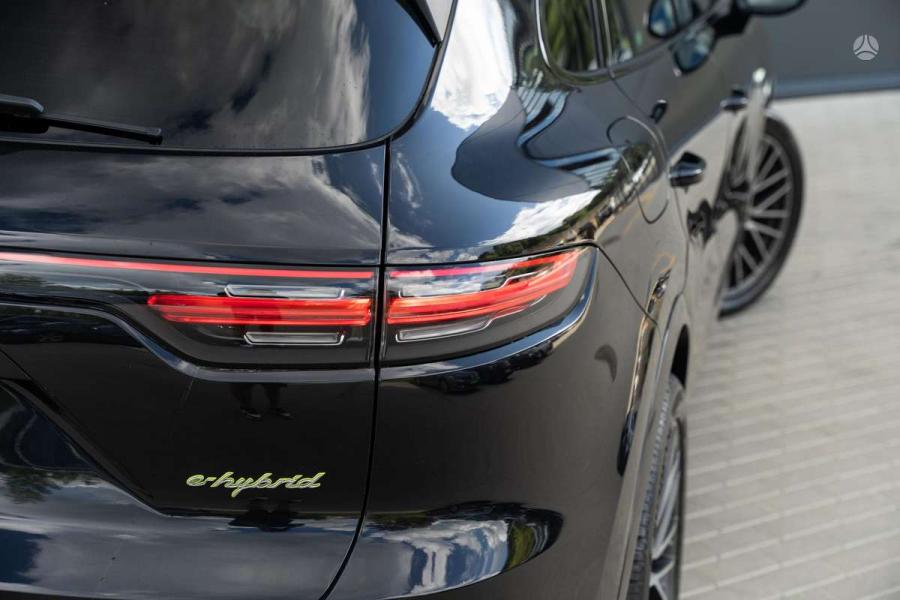 Black Porsche Cayenne 2018 in Vilnius, with an engine capacity of 3.00 L and mileage of 178 thousand km for 39950 €, photo 14 on AUTOMOTO.COM.LV
