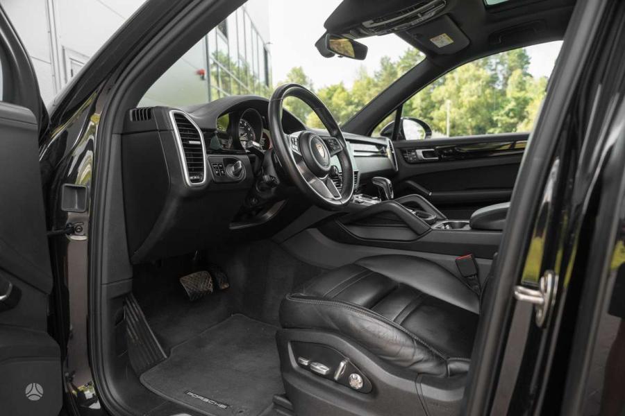 Black Porsche Cayenne 2018 in Vilnius, with an engine capacity of 3.00 L and mileage of 178 thousand km for 39950 €, photo 15 on AUTOMOTO.COM.LV