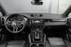 Black Porsche Cayenne 2018 in Vilnius, with an engine capacity of 3.00 L and mileage of 178 thousand km for 39950 €, photo 16 on AUTOMOTO.COM.LV