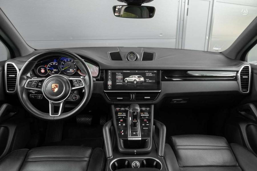 Black Porsche Cayenne 2018 in Vilnius, with an engine capacity of 3.00 L and mileage of 178 thousand km for 39950 €, photo 16 on AUTOMOTO.COM.LV