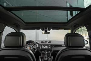 Black Porsche Cayenne 2018 in Vilnius, with an engine capacity of 3.00 L and mileage of 178 thousand km for 39950 €, photo 17 on AUTOMOTO.COM.LV