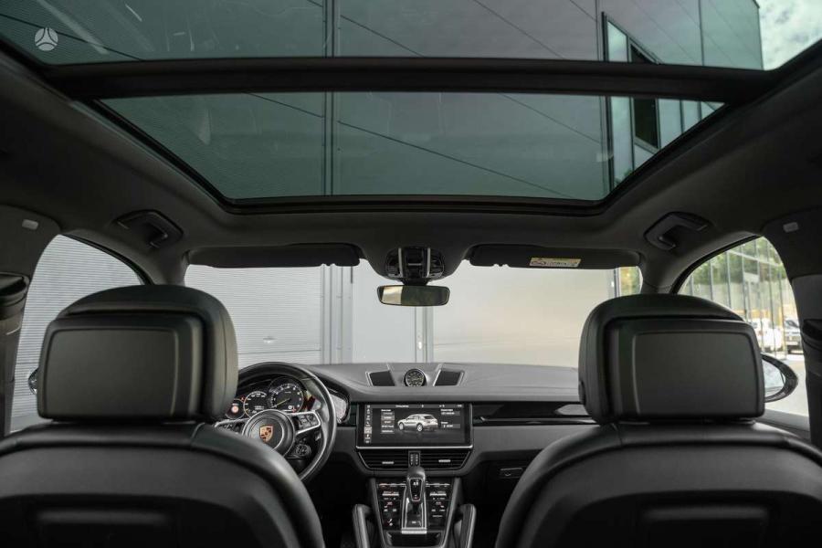 Black Porsche Cayenne 2018 in Vilnius, with an engine capacity of 3.00 L and mileage of 178 thousand km for 39950 €, photo 17 on AUTOMOTO.COM.LV