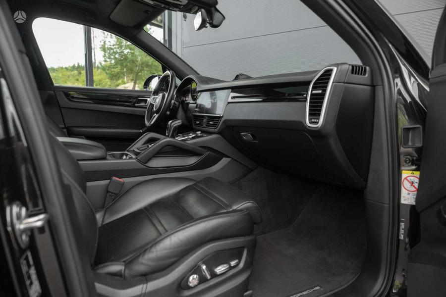Black Porsche Cayenne 2018 in Vilnius, with an engine capacity of 3.00 L and mileage of 178 thousand km for 39950 €, photo 18 on AUTOMOTO.COM.LV