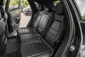 Black Porsche Cayenne 2018 in Vilnius, with an engine capacity of 3.00 L and mileage of 178 thousand km for 39950 €, photo 19 on AUTOMOTO.COM.LV