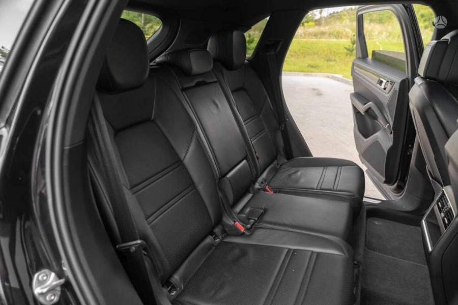Black Porsche Cayenne 2018 in Vilnius, with an engine capacity of 3.00 L and mileage of 178 thousand km for 39950 €, photo 20 on AUTOMOTO.COM.LV