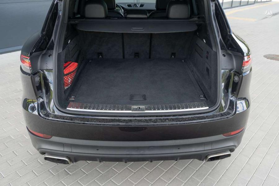 Black Porsche Cayenne 2018 in Vilnius, with an engine capacity of 3.00 L and mileage of 178 thousand km for 39950 €, photo 21 on AUTOMOTO.COM.LV