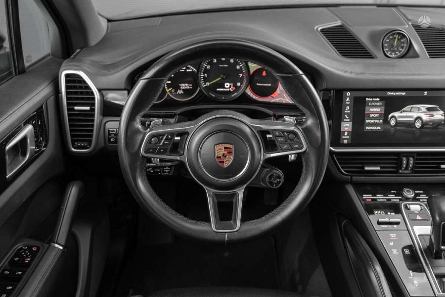 Black Porsche Cayenne 2018 in Vilnius, with an engine capacity of 3.00 L and mileage of 178 thousand km for 39950 €, photo 23 on AUTOMOTO.COM.LV