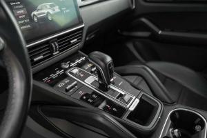Black Porsche Cayenne 2018 in Vilnius, with an engine capacity of 3.00 L and mileage of 178 thousand km for 39950 €, photo 28 on AUTOMOTO.COM.LV