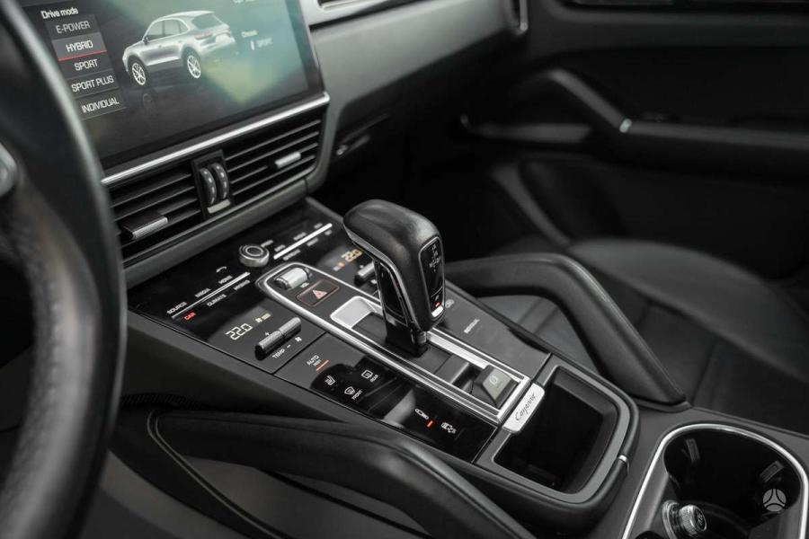 Black Porsche Cayenne 2018 in Vilnius, with an engine capacity of 3.00 L and mileage of 178 thousand km for 39950 €, photo 28 on AUTOMOTO.COM.LV