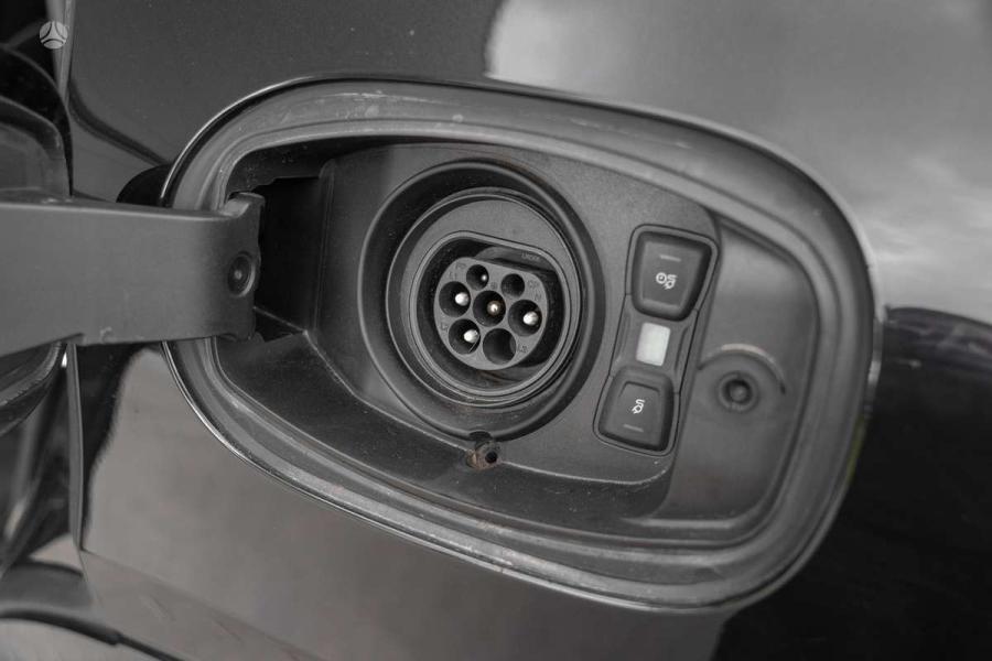 Black Porsche Cayenne 2018 in Vilnius, with an engine capacity of 3.00 L and mileage of 178 thousand km for 39950 €, photo 29 on AUTOMOTO.COM.LV