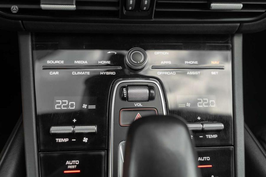 Black Porsche Cayenne 2018 in Vilnius, with an engine capacity of 3.00 L and mileage of 178 thousand km for 39950 €, photo 35 on AUTOMOTO.COM.LV
