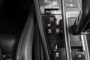 Black Porsche Cayenne 2018 in Vilnius, with an engine capacity of 3.00 L and mileage of 178 thousand km for 39950 €, photo 36 on AUTOMOTO.COM.LV
