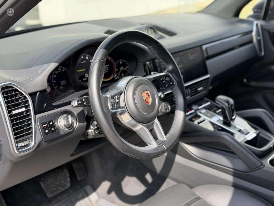 Melns Porsche Cayenne 2018 Viļņa, ar dzinēja tilpumu 3.00 L un nobraukumu 180 tūkst. km par 40399 €, foto 8 vietnē AUTOMOTO.COM.LV