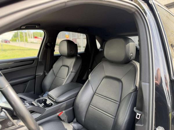 Melns Porsche Cayenne 2018 Viļņa, ar dzinēja tilpumu 3.00 L un nobraukumu 180 tūkst. km par 40399 €, foto 8 vietnē AUTOMOTO.COM.LV