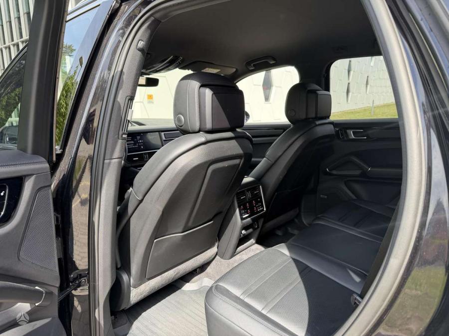 Melns Porsche Cayenne 2018 Viļņa, ar dzinēja tilpumu 3.00 L un nobraukumu 180 tūkst. km par 40399 €, foto 12 vietnē AUTOMOTO.COM.LV