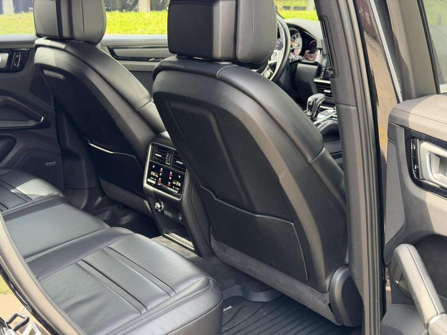 Melns Porsche Cayenne 2018 Viļņa, ar dzinēja tilpumu 3.00 L un nobraukumu 180 tūkst. km par 40399 €, foto 16 vietnē AUTOMOTO.COM.LV