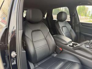 Melns Porsche Cayenne 2018 Viļņa, ar dzinēja tilpumu 3.00 L un nobraukumu 180 tūkst. km par 40399 €, foto 17 vietnē AUTOMOTO.COM.LV