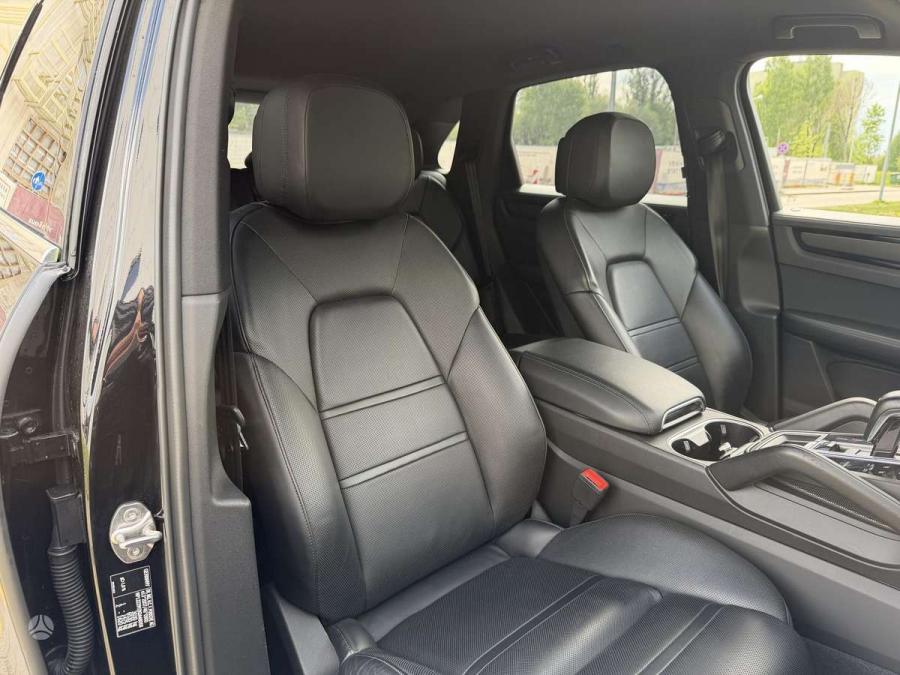 Melns Porsche Cayenne 2018 Viļņa, ar dzinēja tilpumu 3.00 L un nobraukumu 180 tūkst. km par 40399 €, foto 17 vietnē AUTOMOTO.COM.LV