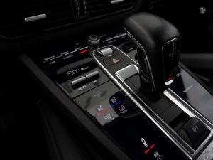 Melns Porsche Cayenne 2018 Viļņa, ar dzinēja tilpumu 3.00 L un nobraukumu 180 tūkst. km par 40399 €, foto 25 vietnē AUTOMOTO.COM.LV