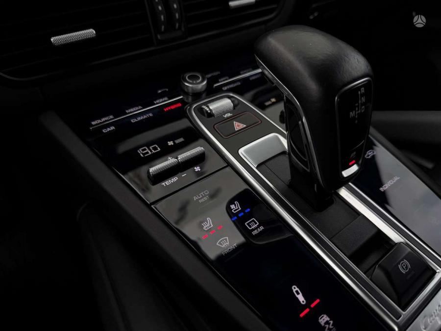 Melns Porsche Cayenne 2018 Viļņa, ar dzinēja tilpumu 3.00 L un nobraukumu 180 tūkst. km par 40399 €, foto 25 vietnē AUTOMOTO.COM.LV