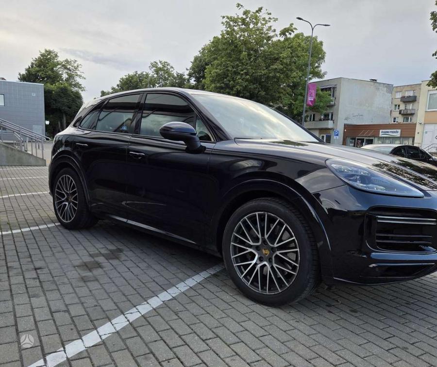 Black Porsche Cayenne 2018 in Kaisiadorys, with an engine capacity of 2.89 L and mileage of 184 thousand km for 40000 €, photo 1 on AUTOMOTO.COM.LV