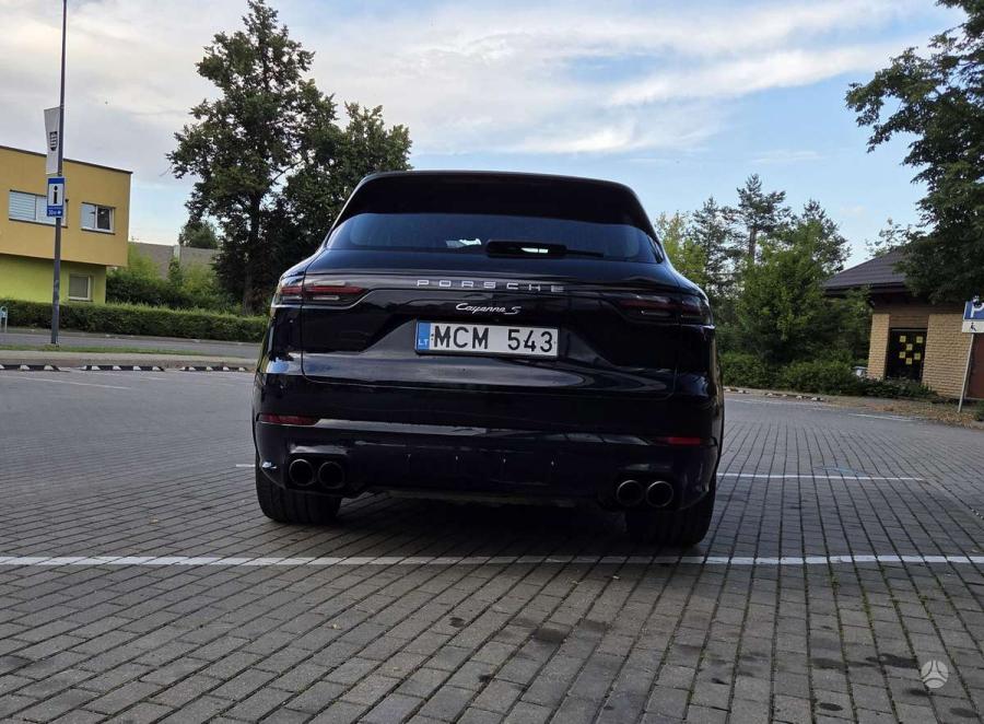 Black Porsche Cayenne 2018 in Kaisiadorys, with an engine capacity of 2.89 L and mileage of 184 thousand km for 40000 €, photo 4 on AUTOMOTO.COM.LV