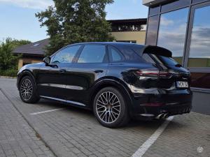 Black Porsche Cayenne 2018 in Kaisiadorys, with an engine capacity of 2.89 L and mileage of 184 thousand km for 40000 €, photo 5 on AUTOMOTO.COM.LV