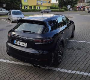 Black Porsche Cayenne 2018 in Kaisiadorys, with an engine capacity of 2.89 L and mileage of 184 thousand km for 40000 €, photo 6 on AUTOMOTO.COM.LV