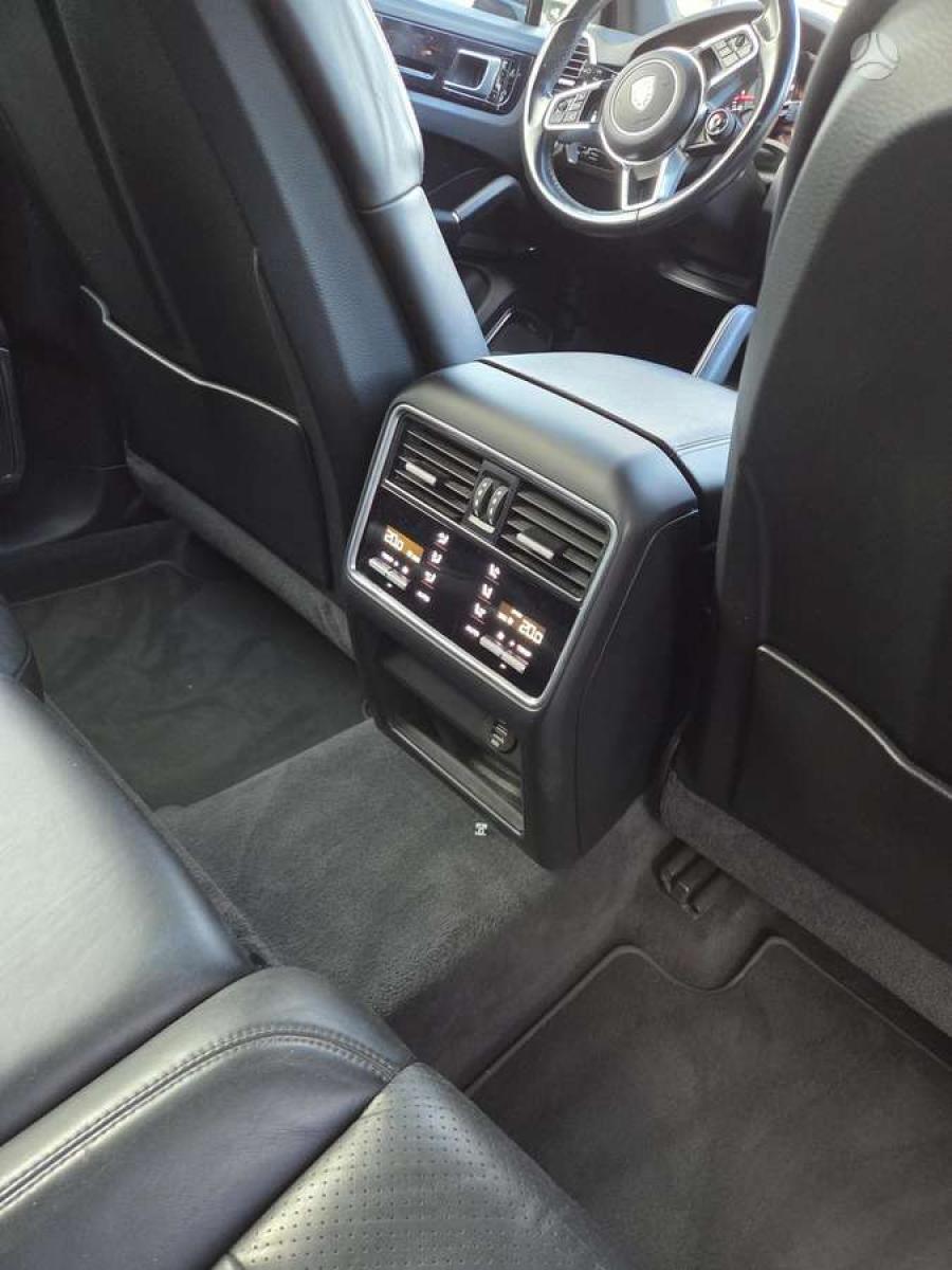 Black Porsche Cayenne 2018 in Kaisiadorys, with an engine capacity of 2.89 L and mileage of 184 thousand km for 40000 €, photo 7 on AUTOMOTO.COM.LV